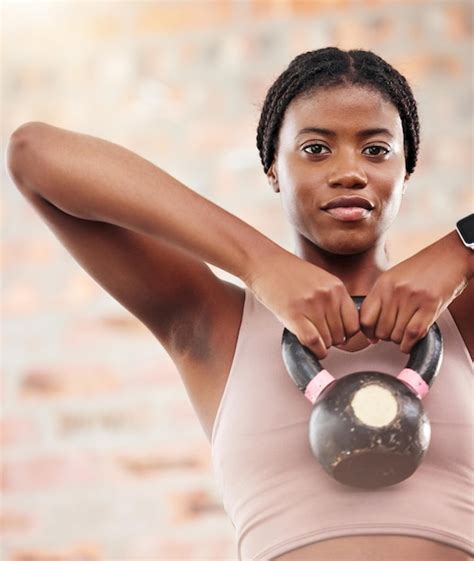Kettlebell Portrait De Femme Noire Et Remise En Forme Dans Une Salle D