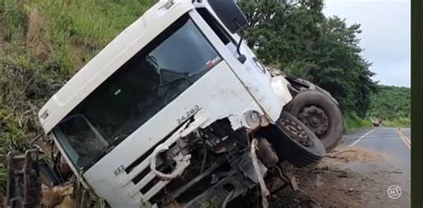 Grave acidente envolvendo dois caminhões e um carro causa a morte de