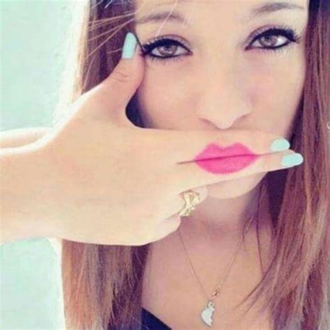 45 Cute Selfie Poses For Girls To Look Super Awesome 44 Office Salt