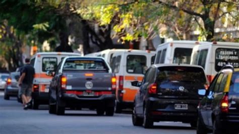 Estacionar en doble fila una infracción común que se repite en las