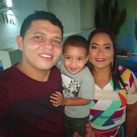 Três pessoas da mesma família morrem após carro capotar e cair dentro