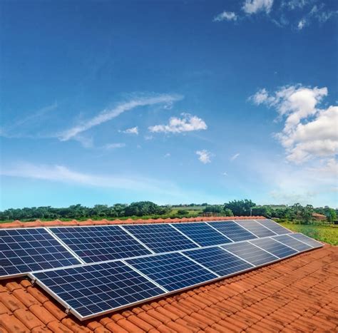 Instalação fotovoltaica do painel solar em um telhado fonte de