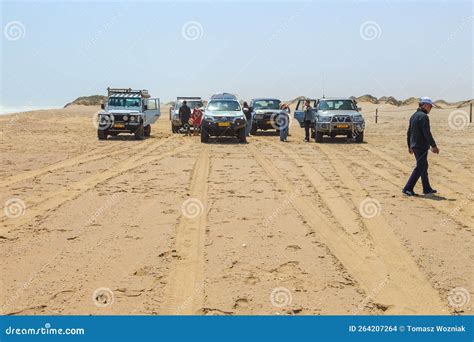 Turistas Em Uma Viagem Ao Deserto Do Parque Nacional Naukluft De Namib