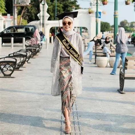 Inspirasi Kebaya Wisuda Hijab Dan Modern Terbaru