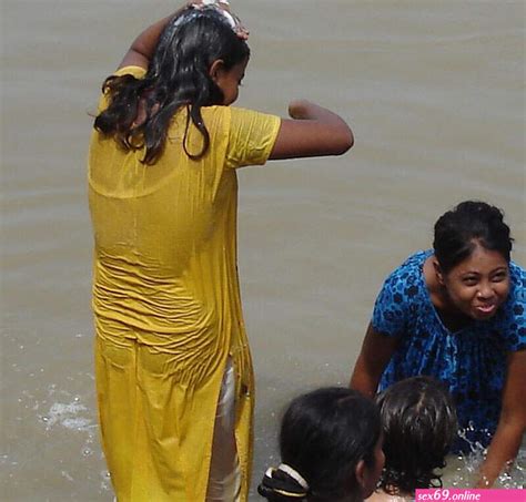 Desi Aunty Open Bathing In Gange Sexy Photos