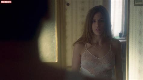Marina Salas Nue Dans Hache