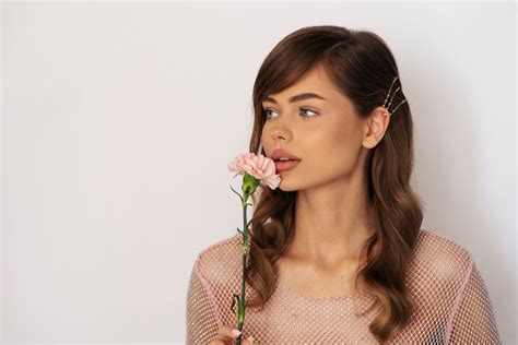Coup Moyen Femme Tenant Une Fleur Photo Gratuite