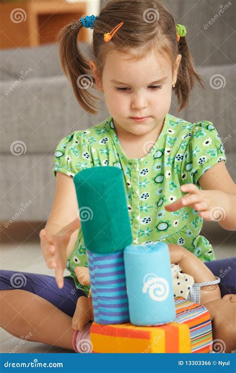 Menina Que Joga Blocos Do Brinquedo Foto De Stock Imagem De Foto