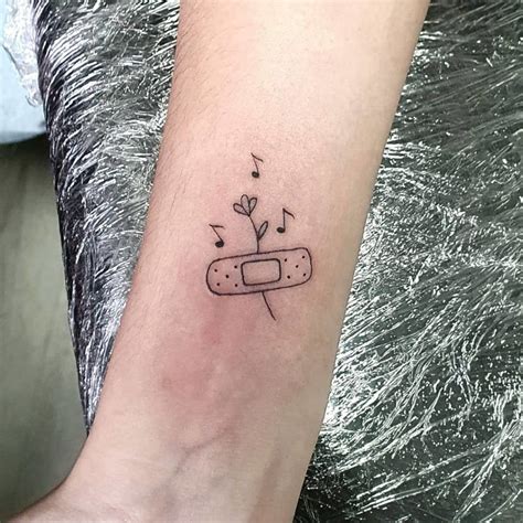 Tatuajes pequeños para hombres Circe Tattoo