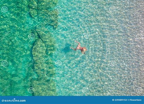 Vista Superior Joven Hermosa Mujer Desnuda En Un Sombrero Nadando En