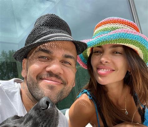 A Gazeta Daniel Alves Recebe Visita De Joana Sanz Em Pris O Para