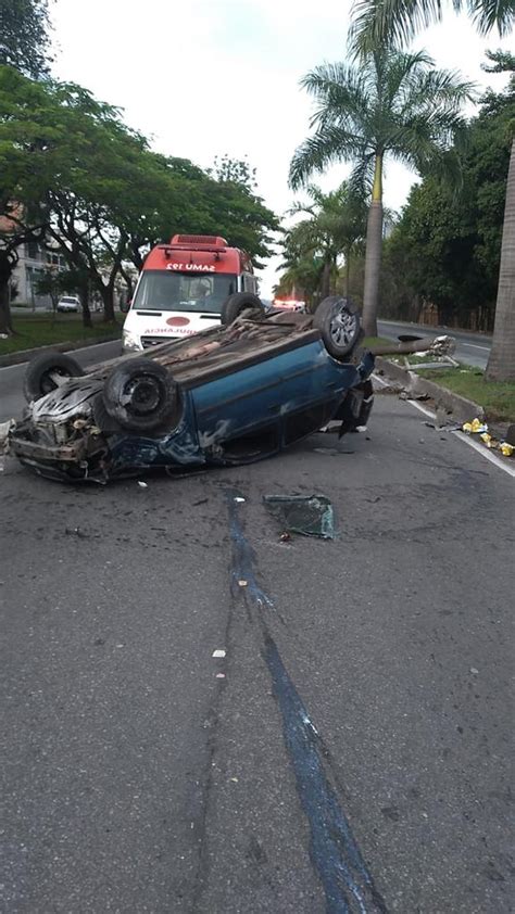 Motorista fica ferido após carro ser atingido por outro capotar e