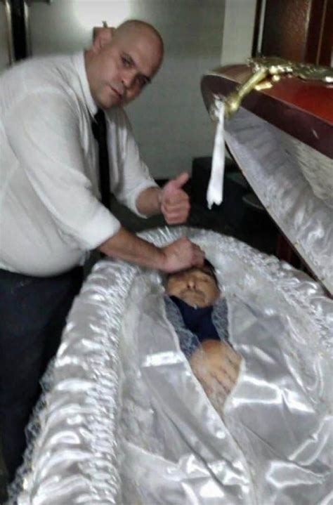 Aparecen más fotos con Maradona del empleado de la funeraria