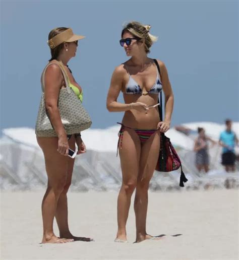 De fio dental Giovanna Ewbank curte praia em Miami Musquetâo de Baionêta