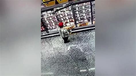 C Mera De Seguran A Registra Momento Em Que Homem Esconde Picanha