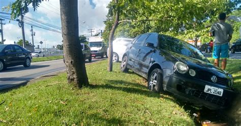G Motorista Passa Mal Perde O Controle E Atinge Carro E Nibus Em