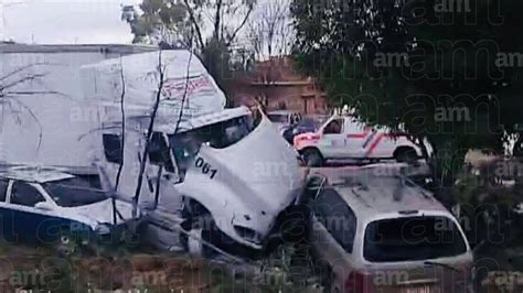 Accidente Irapuato Tráiler se sale de carretera y aplasta 8 vehículos