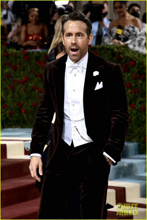Ryan Reynolds Had The BEST Reaction To Blake Lively S Dress