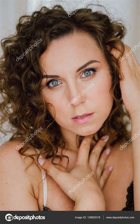 Femme Sexy Au Lit Le Matin Montrant Son Beau Corps Elle Ne Veut Pas Se