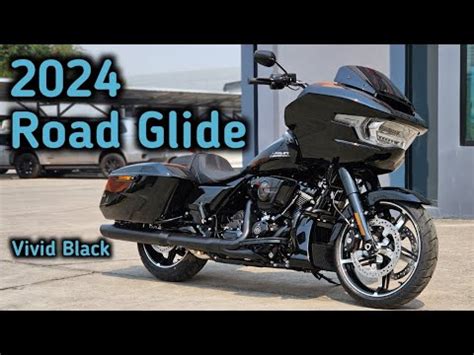 Road Glide 2024 Vivid Black Walkaround Close Up Detail Rev Original