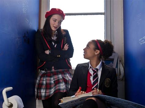 Maria Ehrich et Jennifer Lotsi dans les rôles de Gwendolyn et Shepherd