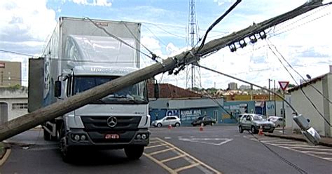 G1 Caminhão atinge fiação derruba postes e pega fogo em Uberaba