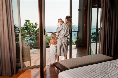 Maman Et Son Petit Fils Et Sa Fille Sur Le Balcon Bath Haalats