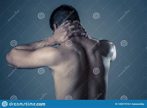 Pesco O De Sofrimento Forte Do Homem Novo E Dor Cervical Foto De Stock