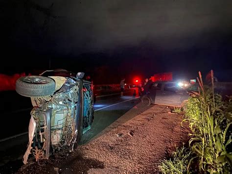 Cantor sertanejo Zé Neto sofre acidente em rodovia de MG e fratura três
