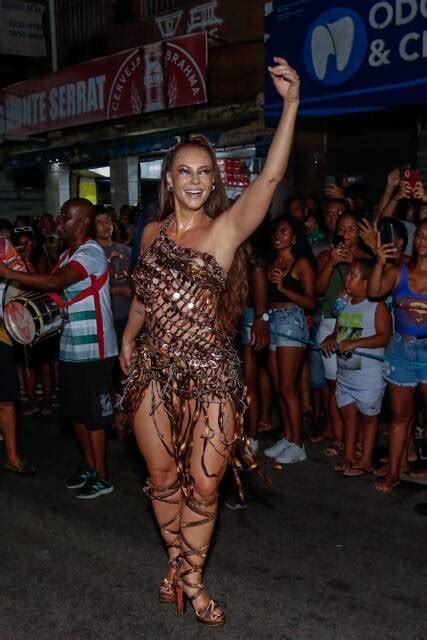 Paolla Oliveira Cai No Samba Em Ensaio De Rua Da Grande Rio