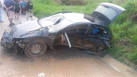 Carro capota após bater em barranco na BR 101 motorista fica preso às