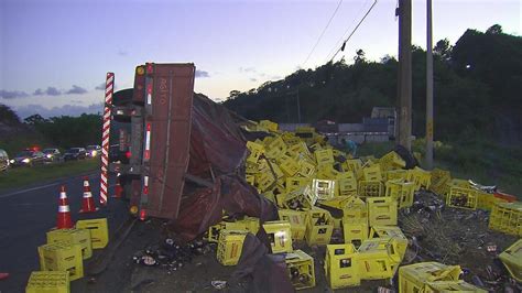 Caminhão tomba e complica trânsito na BR 101 Norte NE1 G1