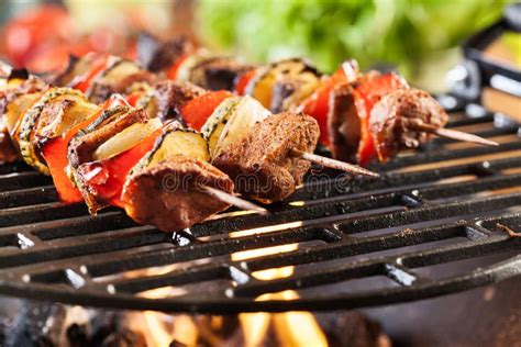 Asado A La Parilla Del Shashlik En Parrilla De La Barbacoa Imagen De