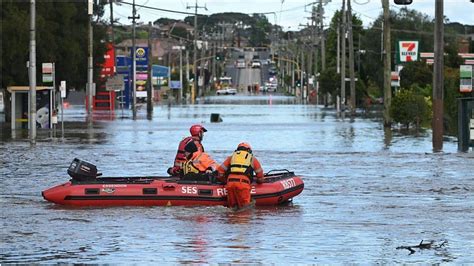 What are El Niño and La Niña and how do they change the weather