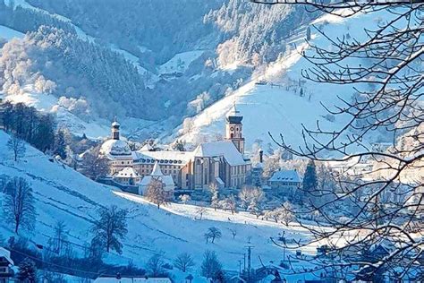 Münstertals Kloster St Trudpert unter weißer Haube Münstertal
