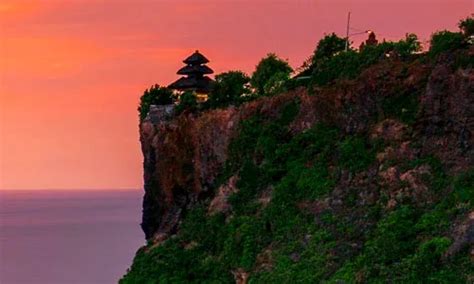 Pura Uluwatu Daya Tarik Wisata Sejarah Harga Tiket Masuk