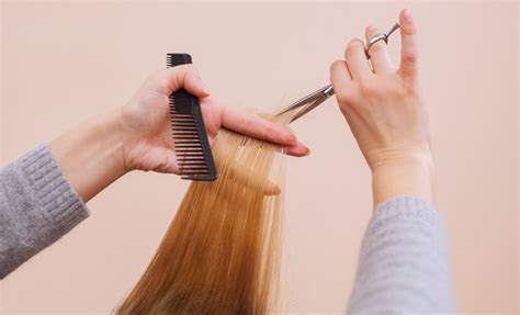 Cortarse las puntas del pelo hace que crezca más rápido Verdad o mito