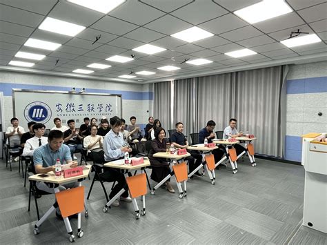 学校召开2022年度大学生创业孵化基地项目评审会