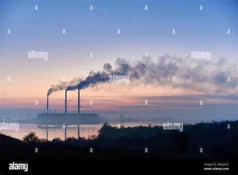 Área industrial tres tubos de humo de la central térmica contaminan la