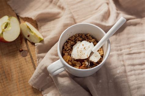 croustade aux pommes sans sucre ajouté dans une tasse Infuse Magazine