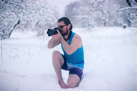 Homme Nu Avec Le Support D Appareil Photo Dans La For T D Hiver Photo