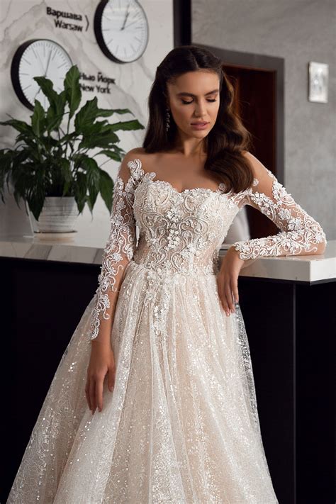 Robe de mariée en dentelle nacrée Oksana Mukha Paris