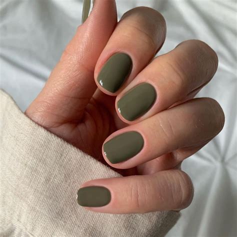 Uñas negras 10 ideas elegantes de la manicura antiedad en tendencia 2024