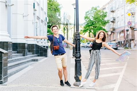 Couple En Vacances Dans La Ville Photo Gratuite