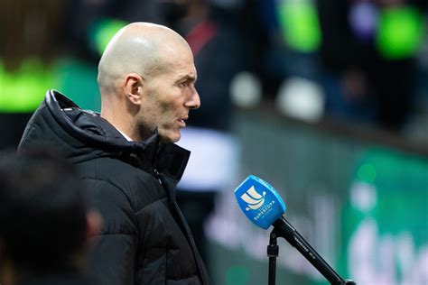 Photo Zinedine Zidane entraineur du Real Madrid lors de la deuxième