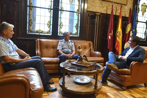 El presidente de la Diputación de Albacete recibe a los coroneles que