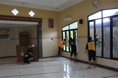Personel Ditreskrimsus Melaksanakan Kegiatan Bersih Masjid