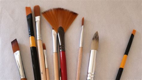 11 différents types de pinceaux et de brosses de peinture et quand les
