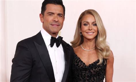 At 53 Kelly Ripas Black Gown On Oscars Red Carpet Ignites Reactions