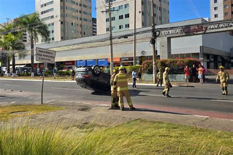 Carro capota em avenida de Águas Claras e pista tem trânsito bloqueado